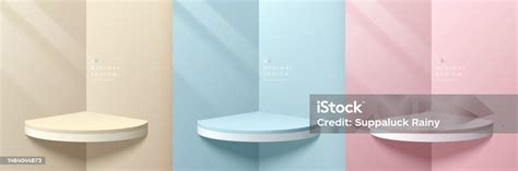 베이지색 파란색 분홍색 사실적인 3d 실린더 선반 연단이 창문 조명이 있는 코너 룸에 있습니다 무대 진열장 제품 전시 3d 벡터