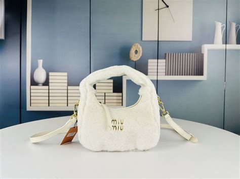 Сумка на плечо кросс боди Miu Miu купить с доставкой по выгодным