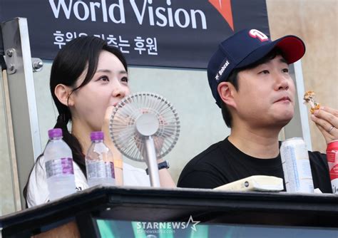 [포토] 배성재 김다영 부부 직관도 식후경 스타뉴스