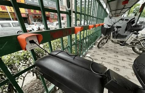 弄懂了，这是给电动车充电的正确插拔顺序，搞错了电池寿命少一半 搜狐汽车 搜狐网