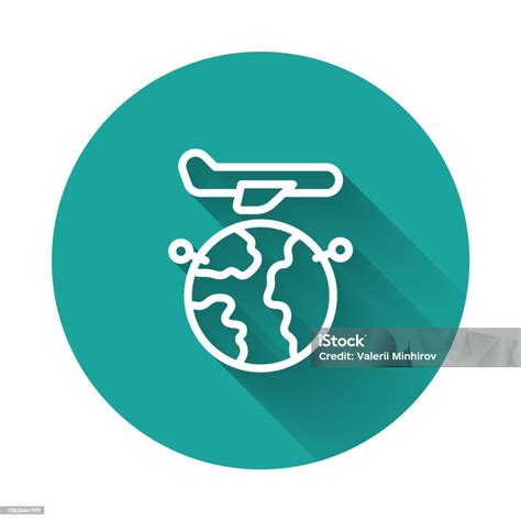 긴 그림자 배경으로 격리 된 비행 비행기 아이콘과 화이트 라인 글로브 비행기는 지구 주위를 날아다 항공기 세계 아이콘 녹색 원 버튼입니다 벡터 녹색에 대한 스톡 벡터 아트