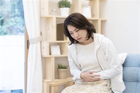 おへその周り押すと痛いのは病気のサイン！？考えられる原因と対処法を徹底解説！ 症状の原因・病気一覧・診療科 メディカルドック