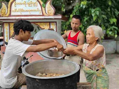 ဆားလင်းကြီးမြို့နယ်ရှိ စစ်ဘေးရှောင်ပြည်သူများကို ကြာဇံဟင်း ကျွေးမွေးလှူဒါန်း Khit Thit Media