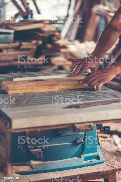 Gambar Latar Belakang Lokakarya Pengerjaan Kayu Tukang Kayu Bekerja Meja Dengan Alat Yang