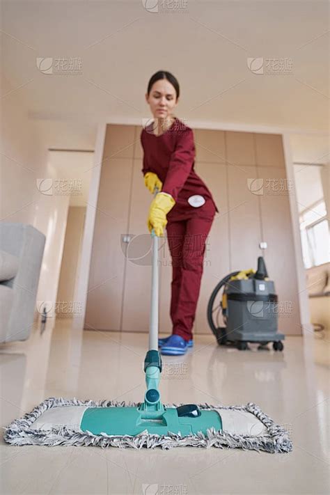 熟练的制服女清洁工专注于拖地图片其他图片图片素材 花瓣网