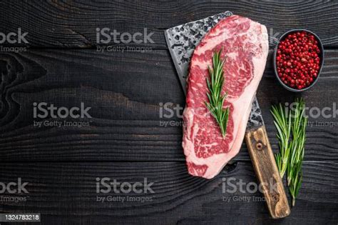 신선한 생 뉴욕 스트립 쇠고기 스테이크 정육점 고기 칼에 검은 색 나무 배경 맨 위 보기입니다 복사 공간 0명에 대한 스톡 사진 및 기타 이미지 Istock