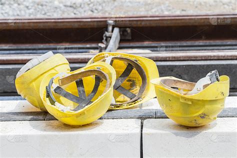 工地上戴的黄色防护帽。