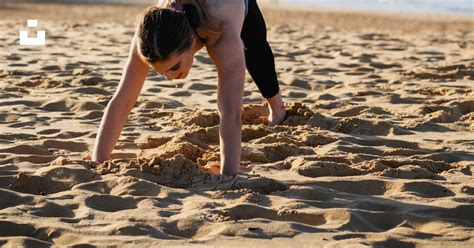 흑인과 백인 스포츠 브래지어와 검은 레깅스를 입은 여자가 해변 해변에서 요가를 하고 있다 사진 Unsplash의 무료 바닷가 이미지