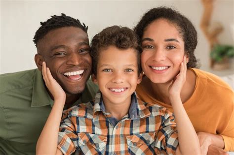 Primer Retrato De Una Familia Multicultural Posando Juntos En Casa En El Interior Foto Premium