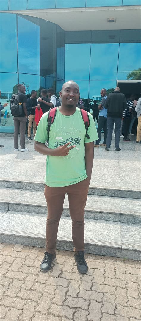 António Macave Medium