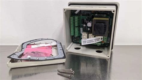 Rosemount 1055 01 10 24 Conductivity Analyzer Analytical Solu Comp Ii Neo Surplus