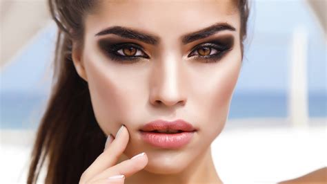 The Mua Hack That Gives The Appearance Of Fuller Lips With Just A Bit