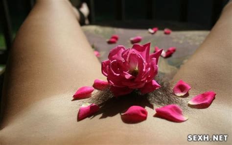 Гимнастки не против показать свое пластичное тело и обнаженную грудь Pic