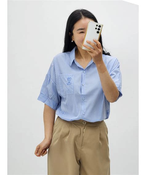 하늘색 스트라이프 셔츠