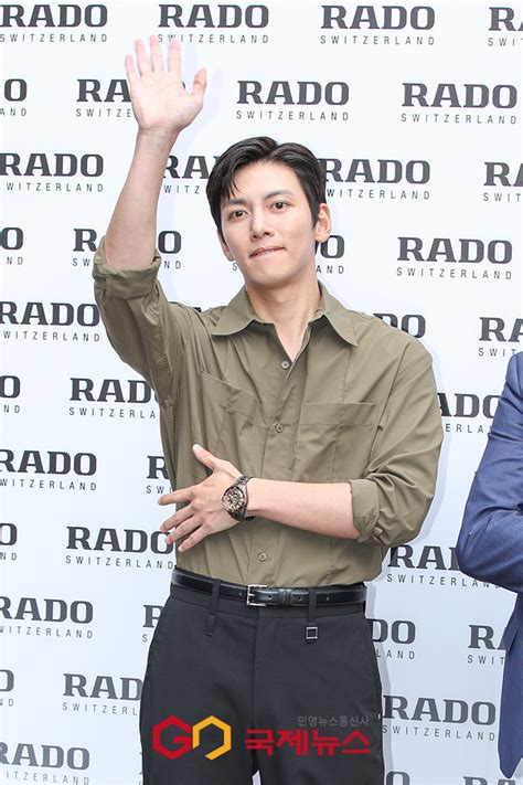 [gj포토] 배우 지창욱 팬들에게 인사하는 스윗남 라도