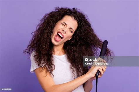 밝은 생생한 빛 보라색 파스텔 배경에 고립 된 새로운 전기 제품 뜨거운 온도 관리 장치이 르 너를 사용 하 여 좋은 귀여운 사랑 스러운 매력적인 미친 물결 머리 레이디의