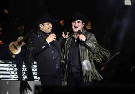 Julión Álvarez Y Alfredo Olivas Hacen Explosivo Show Con Prófugos Del