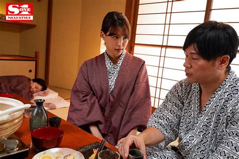 友人夫婦と4人で温泉旅行中、美人過ぎる友人奥さんが僕を明らかに誘惑！？ 愛妻に内緒でw不倫セックスヤる？ヤラない？ 葵つかさ｜エロ動画