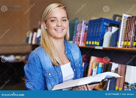 Nuestra Universidad Tiene La Mejor Biblioteca Retrato De Un Joven