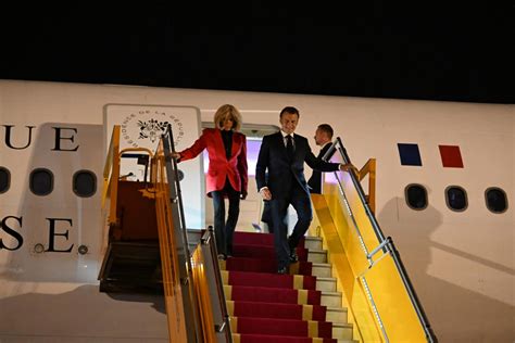 Claque De Brigitte à Emmanuel Macron Au Vietnam Une Nouvelle Vidéo Publiée Leurs Visages