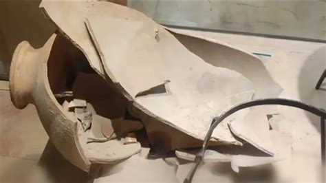 הסקרנות ששברה את הכד ילד בן 4 שבר כד בן 3500 שנים במוזיאון בחיפה