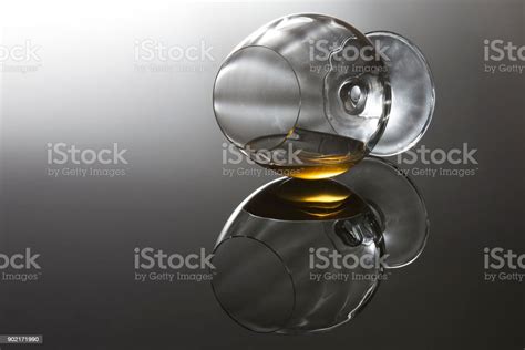 반사와 반짝이 표면에 그것의 측면에 누워 코냑 잔에 브랜디 유리 재료에 대한 스톡 사진 및 기타 이미지 유리 재료 유리잔 측면 보기 Istock