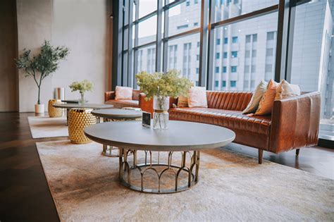 소파 카펫 커피 테이블이 있는 라운지 에서 도시 전망 로비 공간이 있는 창문 로비 건축물 특징에 대한 스톡 사진 및 기타 이미지