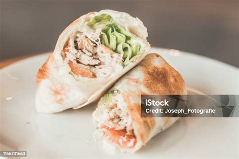 마요네즈와 꿀 겨자 드레싱에 꿀 겨자 치킨 랩 잘게 썬 오븐 구운 닭고기 0명에 대한 스톡 사진 및 기타 이미지 0명 빵 사진 이미지 Istock