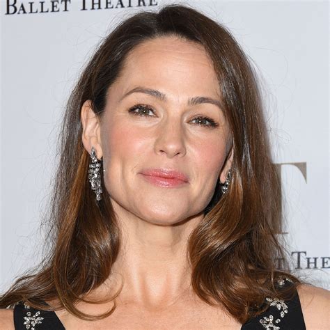 Jennifer Garner Showed Off Her Ageless Figure While Stepping Out In
