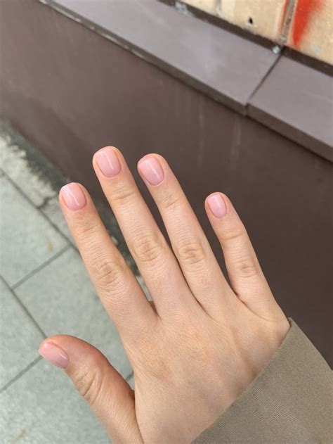 короткие нюдовые ногти