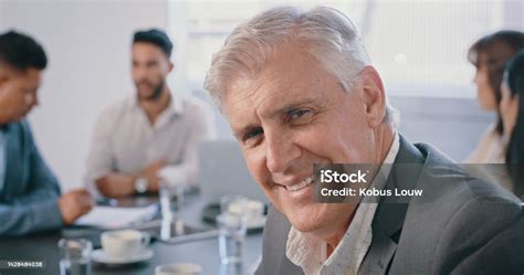 비즈니스 리더십 수석 이사 및 Ceo 보스는 현대 사무실 워크샵에서 비전 성공 및 동기 부여와 인력 회의 초상화 집행 관리자 행복한 기업가 및 미소 멘토 25 29세에 대한