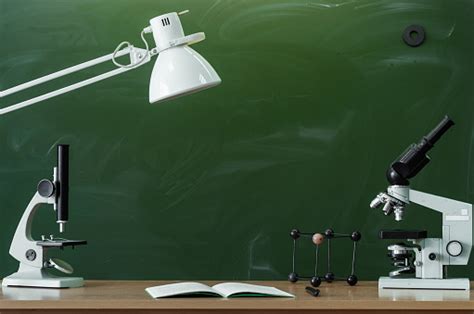 교육 배경 복사 공간입니다 칠판 배경에서 학생 또는 교사 책상 테이블 교실입니다 학교 돌아가기 Stem 주제에 대한 스톡 사진 및 기타 이미지 Istock