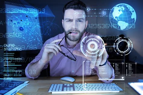 그의 안경 무와 화면을 가리키는 동안 인상을 찌 푸 리고 스마트 프로그래머 Stem 주제에 대한 스톡 사진 및 기타 이미지