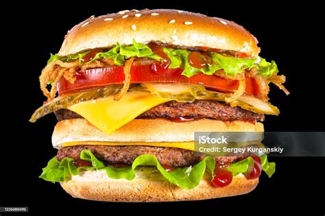버거 더블 화이트 롤빵 더블 커틀릿 양상추 케첩 토마토 치즈 슬라이스 검은 색 배경에 고립된 새로운 상단 0명에 대한 스톡 사진