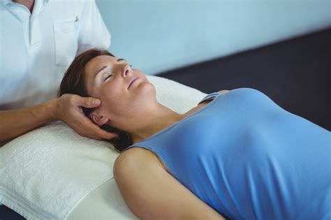 Premium Photo Woman Receiving Head Massage From Physiotherapist