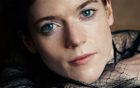 Rose Leslie Scrolller