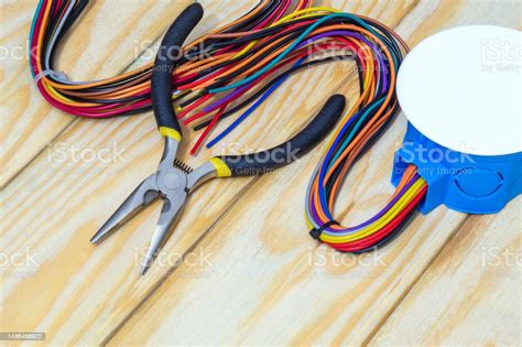 일반적으로 전기 설치 공정에 사용되는 전선 및 도구가있는 전기 정션 박스 건설 산업에 대한 스톡 사진 및 기타 이미지 건설 산업 나무 상자 노랑 Istock