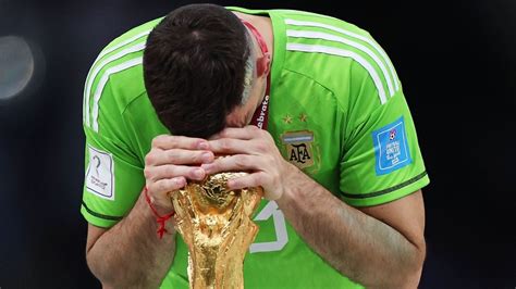 Foto El Lamentable Gesto Del Dibu Mart Nez Tras Recibir El Guante De Oro Tribuna