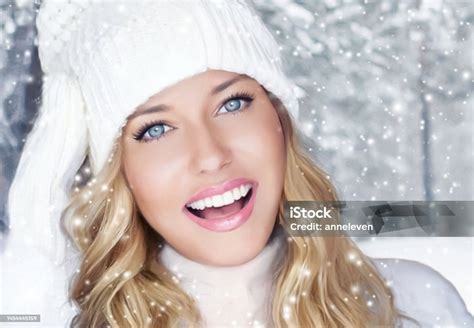 겨울 휴가 여행 라이프 스타일과 패션 아름 다운 행복 한 여자와 눈 덮인 숲 자연 스키 리조트 레저 활동 야외 크리스마스 새해 및 휴일 초상화 겨울에 대한 스톡 사진 및