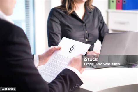 두 변호사 사무실에서 회의 가지고입니다 전문 법률 팀과 일 하는 회사입니다 법률 사무소에 팀웍입니다 여자 남자 채우기 텍스트와 함께 종이 문서와 노트북 입력 배심원에 대한