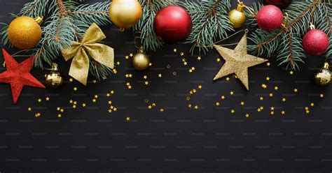 크리스마스 휴가 구성입니다 축제 크리스마스 장식 싸구려 전나무 나뭇 가지 복사 공간이있는 어두운 검은 배경에 색종이 별 배너 모형 엽서 플랫 레이 평면도