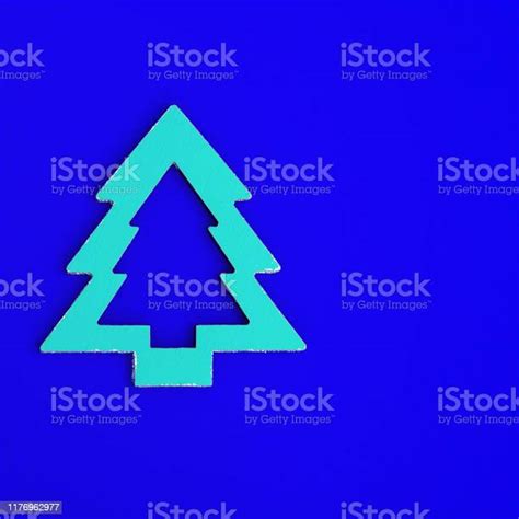 복사 공간 파란색 종이 배경에 기하학적 휴일 트리메리 크리스마스와 새해 복 야 인사말 카드 0명에 대한 스톡 사진 및 기타 이미지 Istock