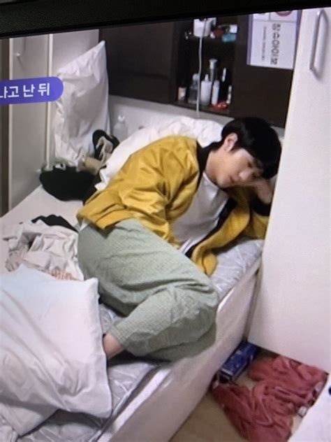 로피 On Twitter 왜 장슈아이보 침대에 외출복 입고 누워있냐