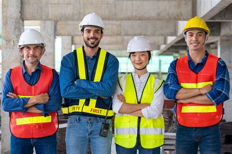 팔짱을 끼고 서 있는 안전 장비를 착용한 엔지니어 또는 작업자의 초상화 개발에 대한 스톡 사진 및 기타 이미지 개발 건설 현장 건설업자 Istock