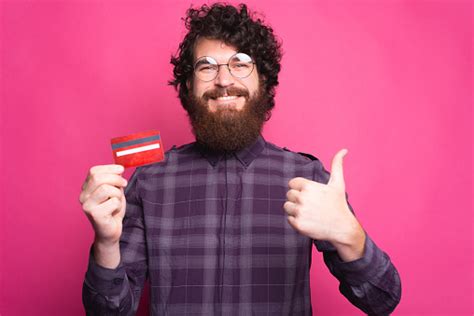 행복한 수염 힙스터는 신용 카드를 들고 엄지 손가락을 위로 25 29세에 대한 스톡 사진 및 기타 이미지 25 29세 T 셔츠 고객 Istock