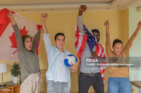 미국과 캐나다 친구들의 쾌활한 다민족 그룹이 홈에서 국가 축구 팀을 지원하고 있습니다 20 24세에 대한 스톡 사진 및 기타 이미지 20 24세 20 29세 25