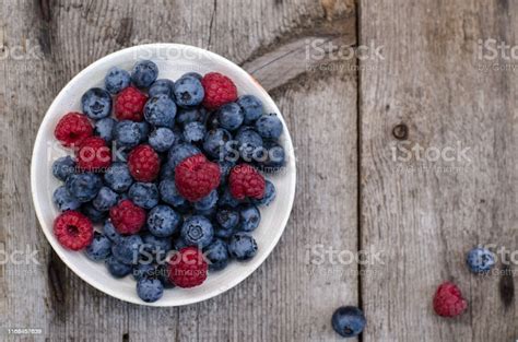 정원에서 오래된 나무 테이블에 블루 베리와 라즈베리와 정물 농촌 자연 식품 스타일입니다 개체 그룹에 대한 스톡 사진 및 기타 이미지 개체 그룹 건강관리와 의술 건강한
