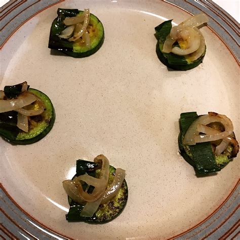 애호박과오리구이 배추뿌리해물된장국 매운오리구이는 항상옳다 라는 신념하에 애호박 양파 파를 고온에 달군 팬에 살짝 구워 매콤한오리고기를 올렸습니다마무리는 어린새싹