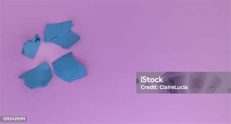 분홍색 배경에 구겨진 보라색 종이의 공이 잔뜩 있습니다 미니멀리즘의 개념 오른쪽에있는 공간의 사본 0명에 대한 스톡 사진 및 기타 이미지 Istock