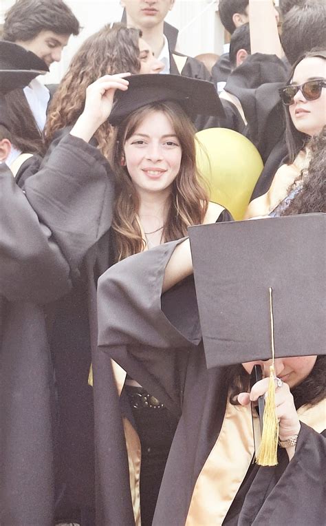 ცნობილები რომელთა შვილებმაც სკოლა დაამთავრეს ფოტოები და ემოციური წერილები ბოლო ზარის შესახებ